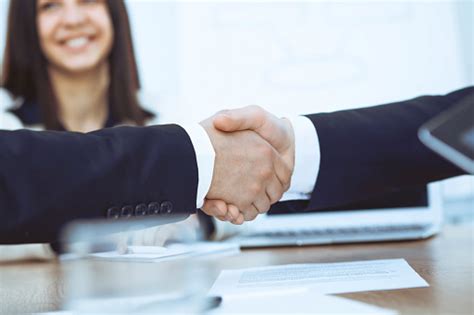 사무실에서 회의 또는 협상에 손을 흔들어 비즈니스 사람들 핸드셰이크 개념입니다 파트너는 계약에 서명 하기 때문에 만족 개념에 대한 스톡 사진 및 기타 이미지 Istock