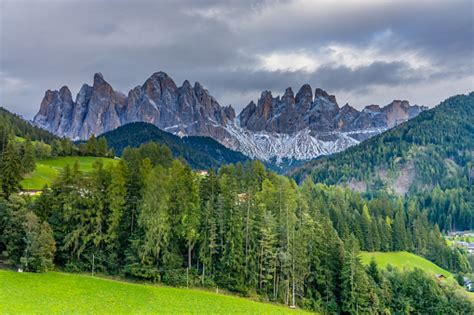 이탈리아 돌로미테 알프스의 산타 막달레나 마을 교회와 푸에즈 오들 자연 공원의 환상적인 바위 봉우리가있는 고전적인 아름다운 풍경 0명에 대한 스톡 사진 및 기타 이미지