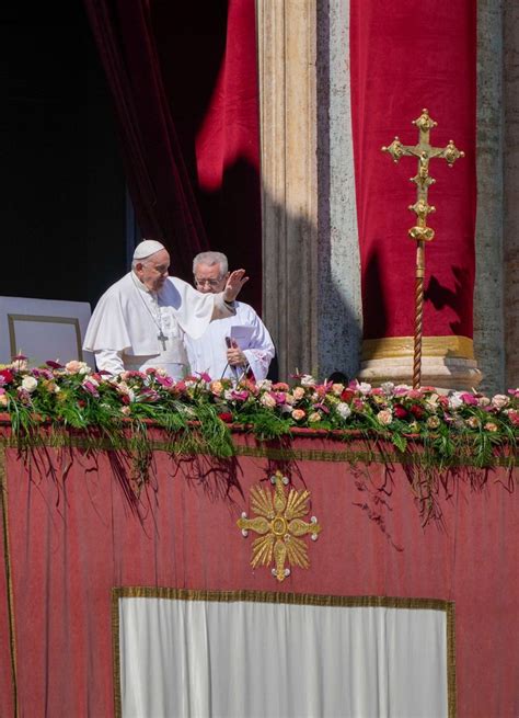 Pope Big Crowd Mark Easter In Flower Adorned Vatican Square