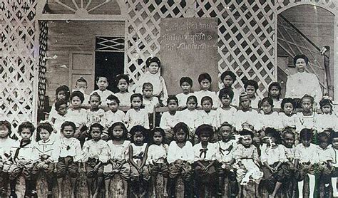 ศิลปวัฒนธรรม ภาพนักเรียนโรงเรียน สัตรีวิทยา ถ่ายเมื่อศตวรรษที่แล้ว