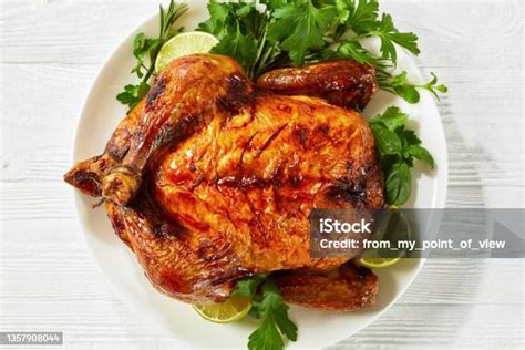 전체 로스트 치킨 로즈마리 민트 파슬리 라임이 있는 칠면조를 나무 테이블에 놓고 위에서 수평선 평평한 평지 클로즈업 0명에 대한 스톡 사진 및 기타 이미지 Istock