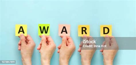 컬러 종이 카드에 쓰여진 Award 단어는 디자인 컨셉을 위해 파란색 테이블에 Award 텍스트를 사용합니다 1위에 대한 스톡 사진 및 기타 이미지 Istock