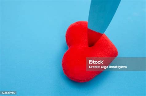 흰색 장갑을 낀 여성의 손은 파란색 배경에 빨간 하트를 관통하고 공간을 복사합니다 0명에 대한 스톡 사진 및 기타 이미지 0명 개념 교습 Istock