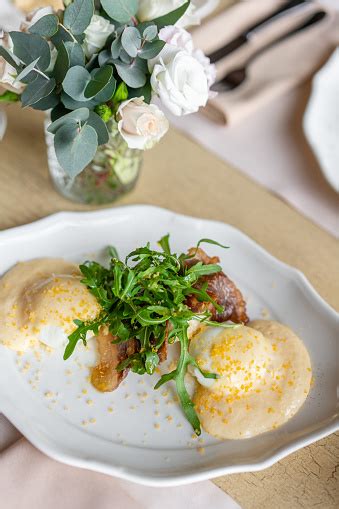 베이컨과 아루굴라와 접시에 작은 샐러드와 계란 베네딕트 계란 두 가지 맛있는 홀란다이즈 소스 레스토랑에서 테이블에 가벼운 아침 아침 식사 건강한 생활방식에 대한 스톡 사진