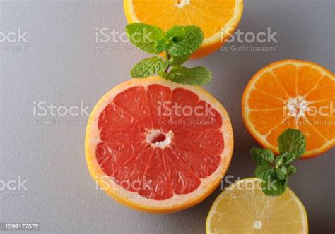 회색 배경에 민트와 반 신선한 레몬 자몽 오렌지 귤 상단 보기로 잘라 0명에 대한 스톡 사진 및 기타 이미지 0명 감귤 감귤류 과일 Istock