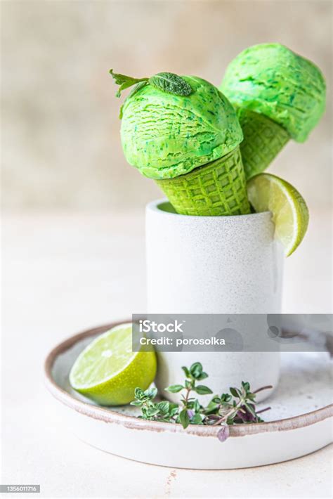 라임과 민트가 있는 홈메이드 그린 아이스크림과 초록색 와플 콘 여름 디저트 건강에 좋지 않은 음식에 대한 스톡 사진 및 기타 이미지 건강에 좋지 않은 음식 계절 냉동