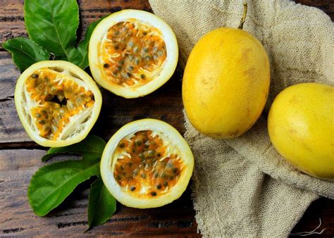 Maracuya Passion Fruit Guide Taste 7 Benefits How To Eat It