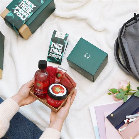 The Body Shop 입학 기념~😍 센스 만점💯선물이 도착했어요 달콤한 딸기향이 가득 퍼지는