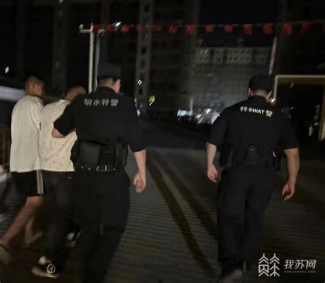 男子凌晨醉睡街边 民警夜巡守护送回我苏网