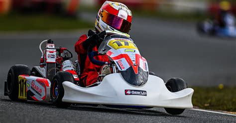 강렬함 경쟁 경주로 고 카트 고속 진행 기어업 다이나믹한 레이싱 모터스포츠 빠른 빨간 서킷 속도 스포츠 아드레날린 액션 야외 스포츠 야외에서