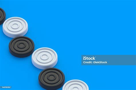 파란색 배경에 체커 조각의 행입니다 보드 게임 취미와 여가 아이 장난감 공간을 복사합니다 3d 렌더링 3차원 형태에 대한 스톡 사진 및 기타 이미지 Istock