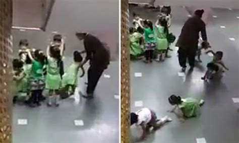 នាយកសាលា ចាប់បោះ និង អូស សិស្សតូចៗ យ៉ាងអាក្រក់ ខណៈកំពុង លេងល្បែង