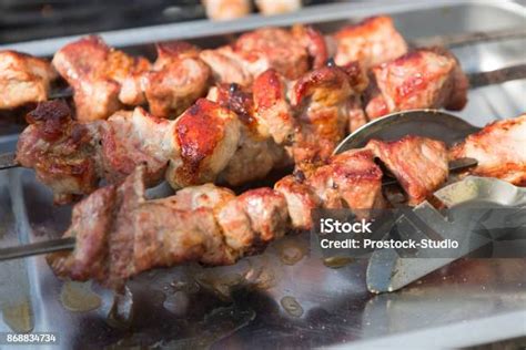 그릴에서 패스트 푸드 거리 축제 쇠고기와 돼지고기 케밥 0명에 대한 스톡 사진 및 기타 이미지 0명 거리 건강한 식생활 Istock