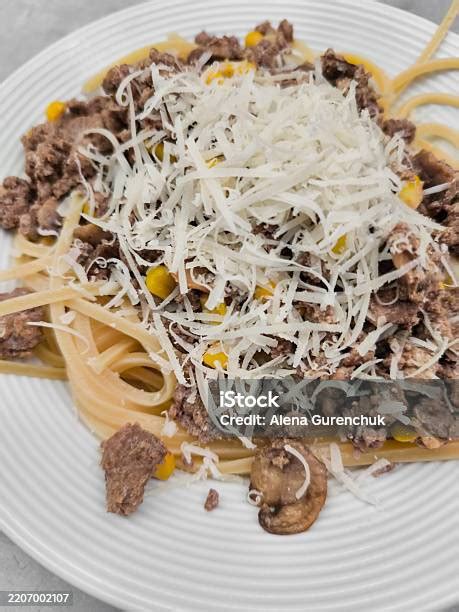 강판 치즈 다진 고기 버섯 옥수수를 곁들인 링귀니를 하얀 접시에 담아 0명에 대한 스톡 사진 및 기타 이미지 0명 가루로 빻은 강판에 갈기 Istock