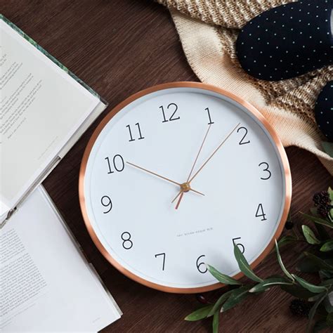 시간여행자 세련된 로즈골드 프레임이 돋보이는 시계🕰 로즈골드 컬러와 심플한 디자인의 조화가 집안