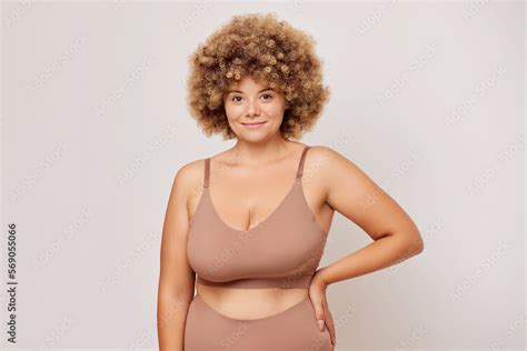 Foto De Horizontal Shot Of Busty Body Positive Woman With Curly Hair