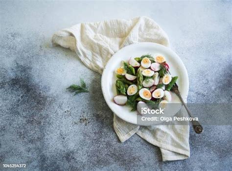 무 메 추 라 기 계란 그린 아스파라거스와 딜 회색 배경에 흰색 접시에 샐러드 메추라기 알에 대한 스톡 사진 및 기타 이미지 메추라기 알 샐러드 아스파라거스 Istock