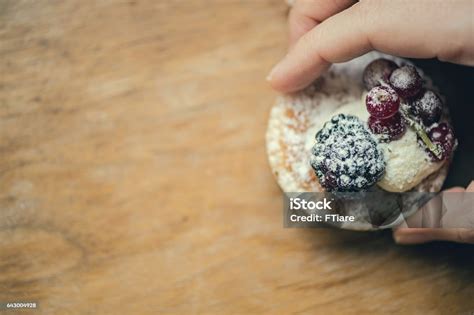 블랙베리와 나무 보드와 여자 손에 붉은 건포도 과자 타르트 3가지 개체에 대한 스톡 사진 및 기타 이미지 3가지 개체 과일 달콤한 음식 Istock
