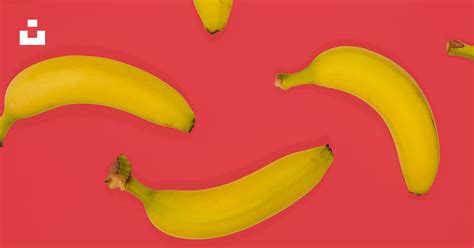 분홍색 표면에 노란색 바나나 과일 사진 Unsplash의 무료 과일 이미지