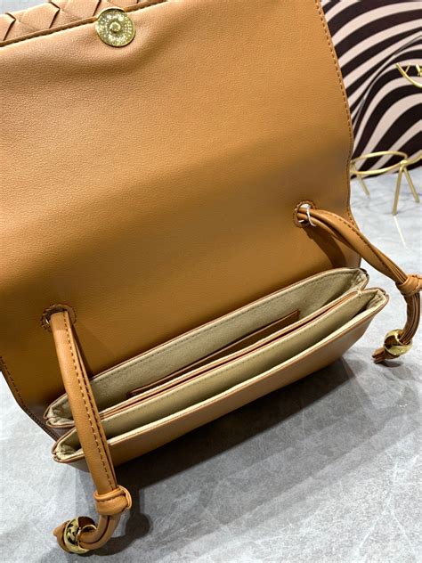 BV包哪款好看Trio Pouch On Strap绳带手拿包 广州BV官网包包图片 七七奢侈品