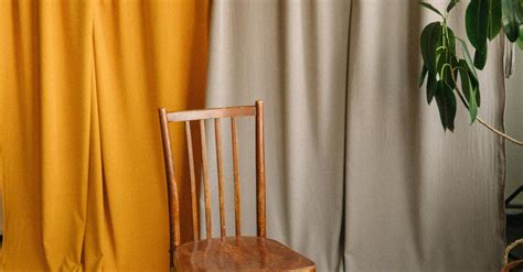 가구 구성 나무 노란 커튼 노란색 디자인 따뜻한 음색 미니멀리스트 방 설정 부드러운 조명 빈방 색 대비 스튜디오 식물성 요소 실내 식물 심미적 인