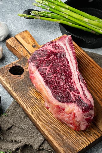 회색 돌 배경에 재료와 뼈 스테이크에 원시 쇠고기 고기 클럽 또는 스트리플로인 0명에 대한 스톡 사진 및 기타 이미지 0명 갈비 음식 고기 Istock