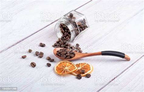 나무 숟가락에 커피 콩 유리 항아리에서 유출 밝은 나무 배경에 말린 오렌지 일반 계획 갈색에 대한 스톡 사진 및 기타 이미지 갈색 건강한 생활방식 건조한 Istock