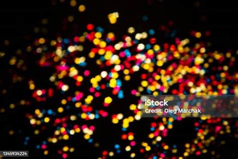 반짝이는 빛 전구는 배경에 조명합니다 파란색과 은색 의 반짝이는 빛 전구의 추상흐는 배경에 조명 크리스마스 트리 조명과 장식 보케 초점 배경에서 흐리게 검은색에 대한 스톡