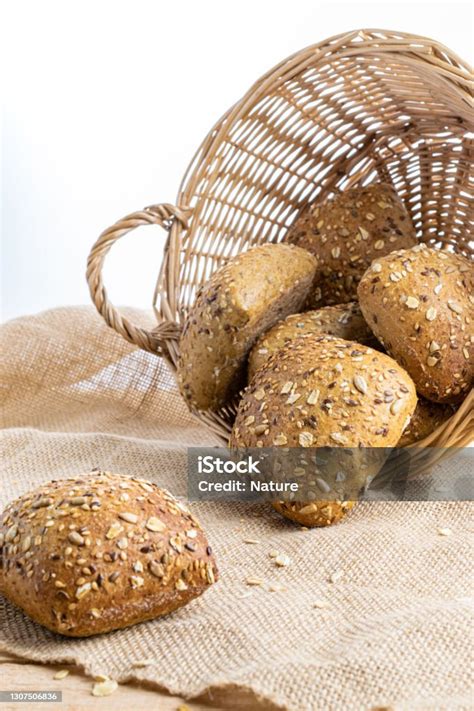 호밀빵 바삭바삭한 빵집과 부스러기가 있는 빵집 천연 면 배경에 밀 곡물 귀 또는 호밀 스파이크 식물소박한 전통 빵의 신선한 덩어리 건강한 식품 개념 0명에 대한 스톡 사진