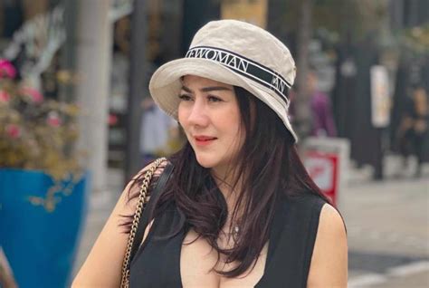 Tante Ernie Tampil Menantang Terang Terangan Terlalu Panas