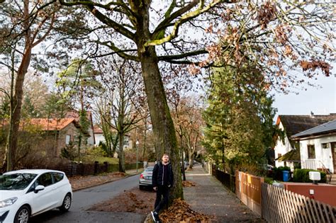 베를린 작은 마을 자동차 및 집 외곽을 혼자 여행하는 남자의 사진 삶의 균형 개념과 사람이 있는 라이프스타일 사진 25 29세에 대한 스톡 사진 및 기타 이미지 Istock