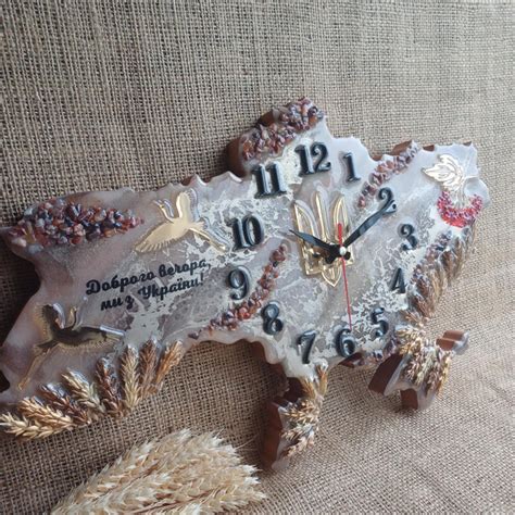 Годинник 50x32 см настінний з епоксидної смоли ручної роботи Карта України з колосками та