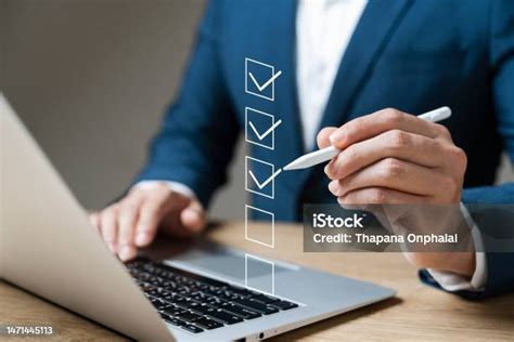 비즈니스 성과 체크리스트 개념 노트북을 사용하는 사업가는 온라인 체크리스트 설문 조사를 수행하고 디지털 양식 체크리스트를 작성합니다 체크리스트에 대한 스톡 사진 및 기타