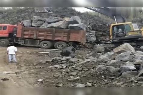 工地的运输车装石头都装不下还装这样会安全吗 石头 工地 运输车
