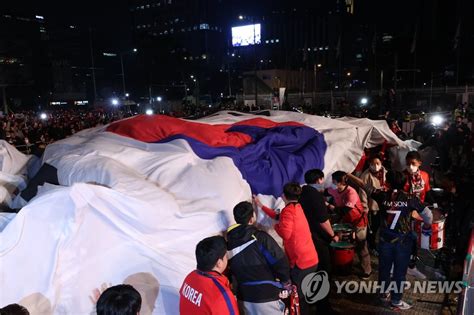 광화문 대형 태극기 응원준비 연합뉴스