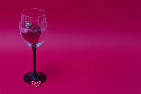 빨간 배경에 와인 잔에 사랑의 표현으로 마음 최소한의 사랑 장면 0명에 대한 스톡 사진 및 기타 이미지 0명 개념 개념과 주제 Istock