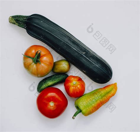 有机蔬菜在桌子上 包图企业站