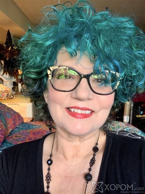 Уйтгартай үсний засалттай явахад амьдрал дэндүү богинохон учраас өөртөө эрс өөрчлөлт хийж өнгө