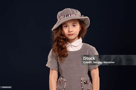 검은 배경에 포즈를 취하는 길고 곱슬 곱슬 한 머리와 사랑스러운 작은 아이의 스튜디오 샷 갈색 머리에 대한 스톡 사진 및 기타 이미지 갈색 머리 곱슬 머리 귀여운