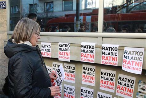 Natpis Ratko Mladić Srpski Heroj” Prelijepljen Naljepnicama Ratko