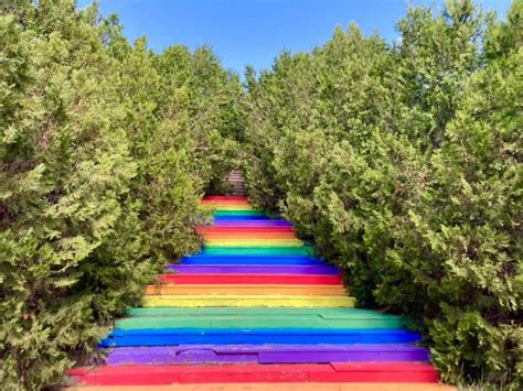 თბილისი პრაიდი თბილისის ერთ ერთი უფუნქციო კიბე 17 მაისისთვის გავალამაზეთ Metronome Ge