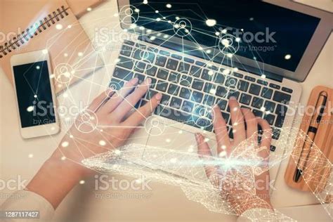 컴퓨터 및 소셜 네트워크 테마 홀로그램 드로잉에서 일하는 여성의 손을 두 번 노출합니다 맨 위 보기 사람 연결 개념입니다 개념에 대한 스톡 사진 및 기타 이미지 Istock