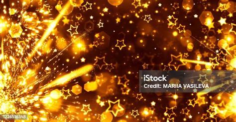 황금 휴일 배경 반짝이 조명 별 보케 불꽃 놀이 검은 색의 금 파티 기념일 축하 빛 크리스마스 이벤트 공휴일에 대한 스톡 사진 및 기타 이미지 Istock