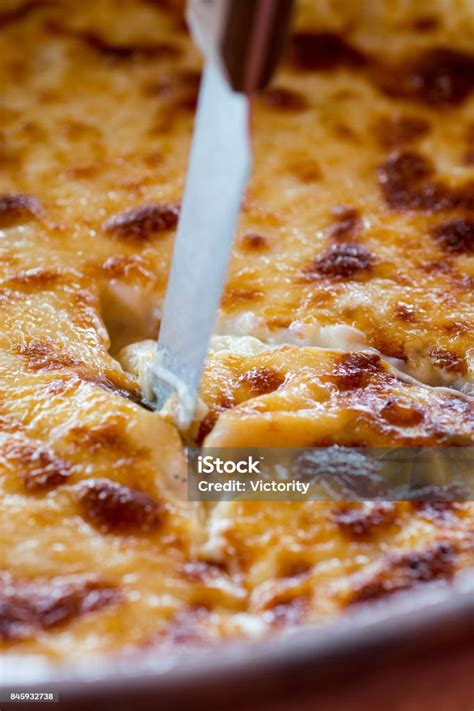 Pastitsio 전통적인 그리스 구운 쇠고기 토마토 죽은 태아의 치즈 볘 샤 멜 소스와 함께 파스타 캐 서 롤 가루로 빻은에