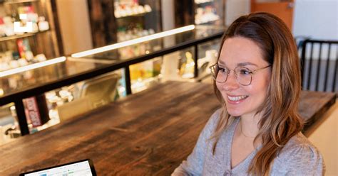 카운터에 서 있는 남녀 사진 Unsplash의 무료 지불 이미지