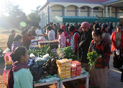 နမ့်စန်တွင် ဆန်၊ စားအုန်းဆီနှင့် အခြေခံစားသောက်ကုန်များအား ဈေးနှုန်းသက