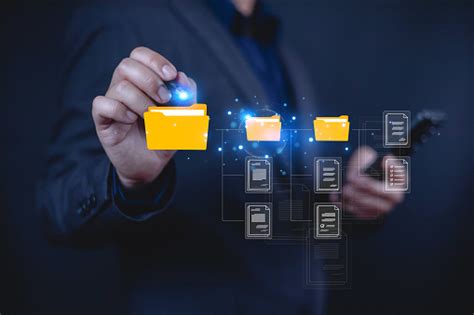 문서 관리 개념 실업가는 디지털 문서 관리 시스템을 가상으로 보여줍니다 기업 파일 정보 관리 아카이빙 기술을 활용한 효율적인 문서 관리 품질 배경 주제에 대한 스톡 사진 및