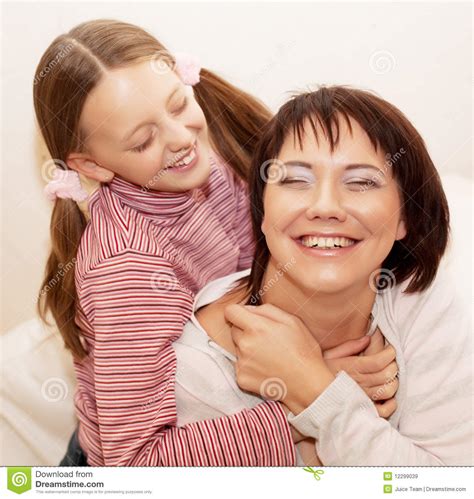 Mutter Und Ihre Kleine Tochter Stockbild Bild Von Harmonie Freude