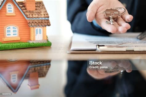 주택 모델 및 홈 키와 부동산 에이전트 부동산 임대 부동산 구매 가정 생활에 대한 스톡 사진 및 기타 이미지 가정 생활 건설 산업 건축 Istock