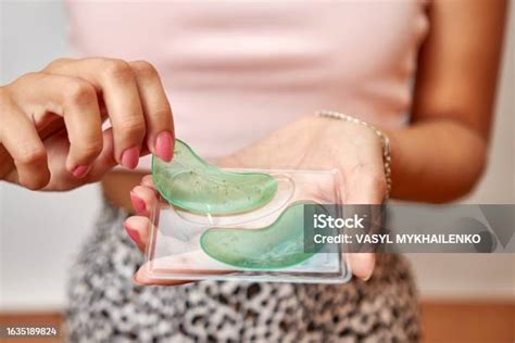 소녀는 눈 아래에 콜라겐 하이드로겔 패치를 사용합니다 아름다움 개념 눈 주위의 피부 관리를 위한 화장품 리프팅 미용실 주름 제거 안대에 대한 스톡 사진 및 기타 이미지